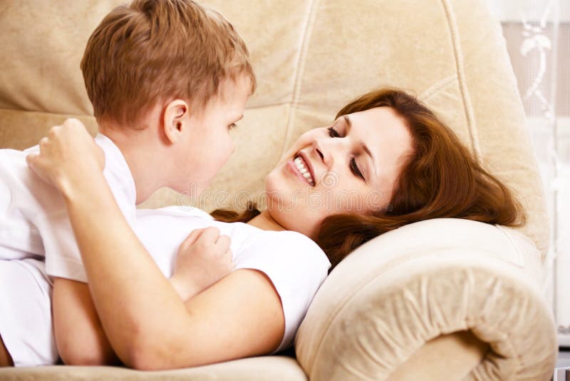 Descanso Da Matriz E Do Filho Foto de Stock - Imagem de interior, macho ...