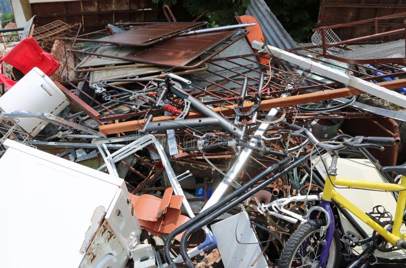 Material Ferroso En Un Envase De Una Descarga Controlada Foto de ...
