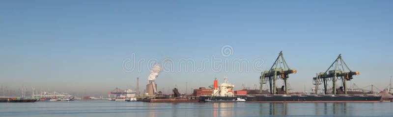 Descarregamento imagem de stock. Imagem de guindastes - 4376147