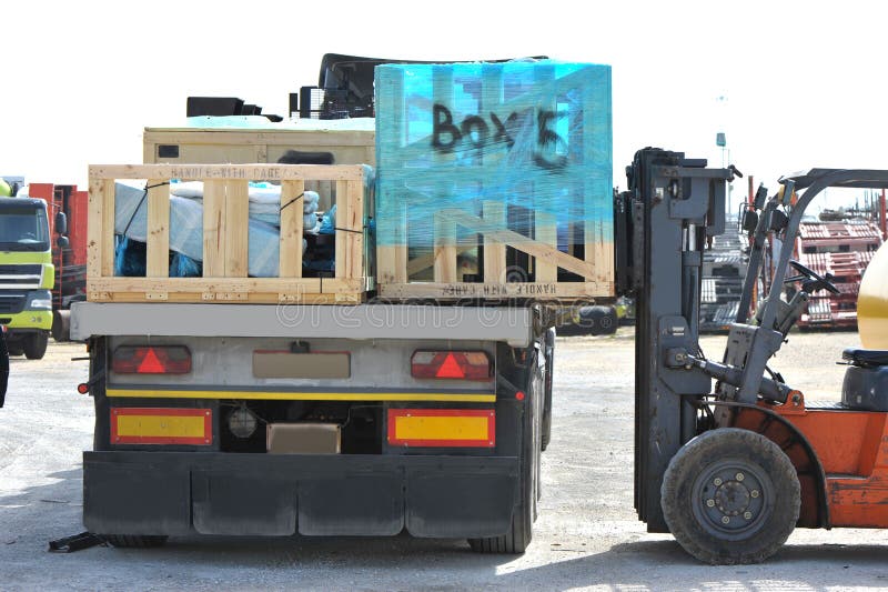 Descarregamento Do Caminhão Imagem de Stock Editorial - Imagem de ...