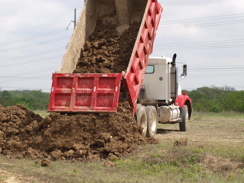 Descarregamento Do Caminhão Basculante Foto de Stock - Imagem de ...
