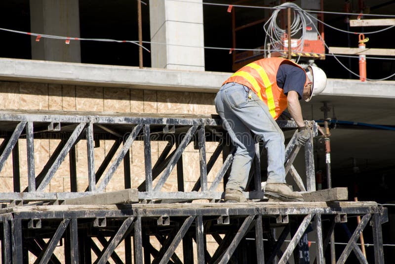 O Trabalhador Descarrega Um Carrinho De Mão Com Tijolos 2 Imagem de ...