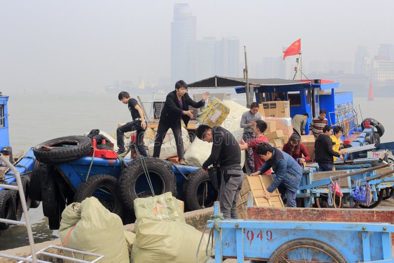 Trabalhadores Que Descarregam O Caminhão Fotografia Editorial - Imagem ...
