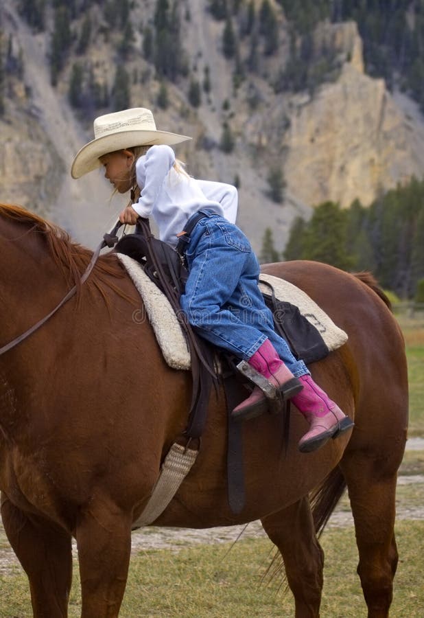 Descendre du cheval image stock. Image du enfant, équestre - 728661