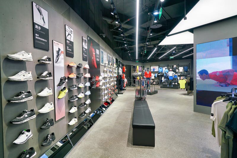 Descente editorial stock image. Image of commercial - 162648534