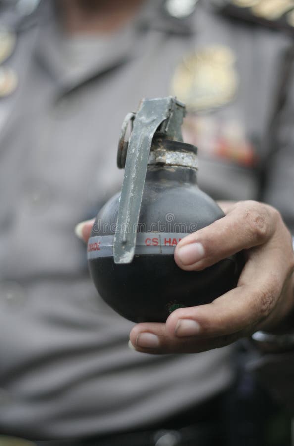 A Descoberta Dos Explosivos Imagem Editorial - Imagem de uniforme, dedo ...