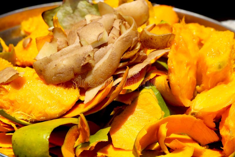 Desechos de mango y papa imagen de archivo. Imagen de aislado - 199695233