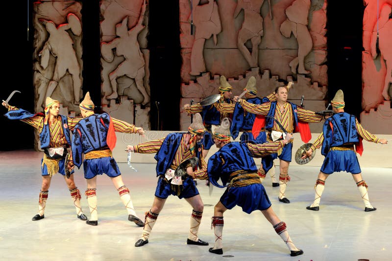 Desempenho Do Grupo Da Dança Popular De Turquia Imagem de Stock ...