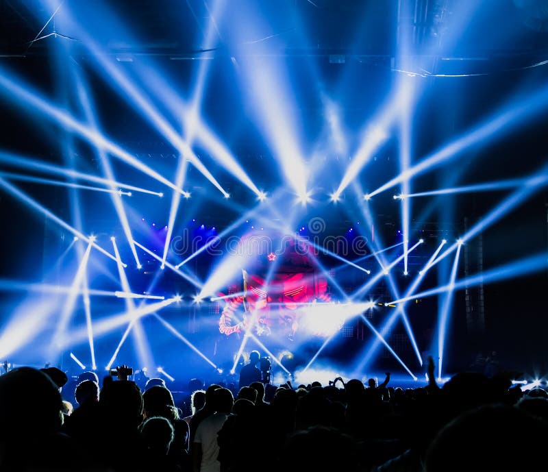 Multidão No Concerto Sob Luzes Azuis Foto de Stock Editorial - Imagem ...