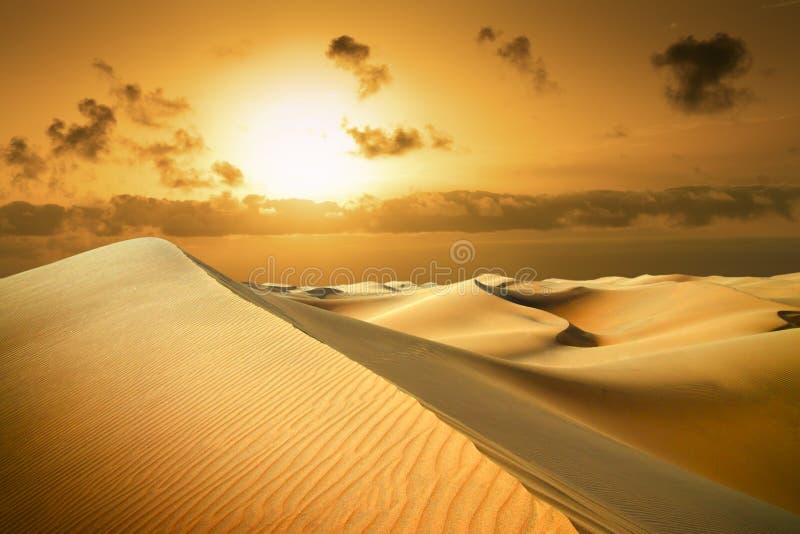 Deserto Do Ouro. Praia Do Por Do Sol. Imagem de Stock - Imagem de ...