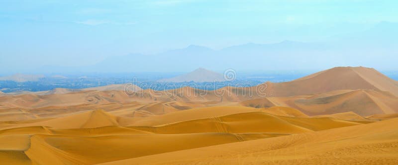 Dunas De Areia Do Deserto De Atacama, Perto De Huacachina Na Região Do ...