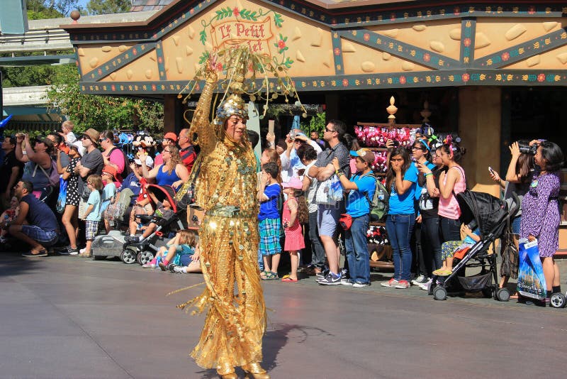 Desfile De Disney En Disneyland Foto editorial - Imagen de feliz, traje ...