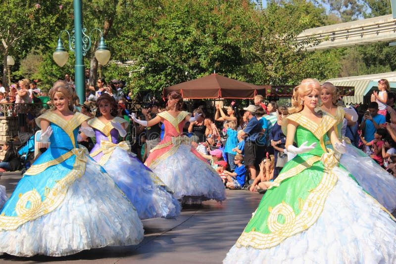 Desfile De Disney En Disneyland Imagen editorial - Imagen de goce ...