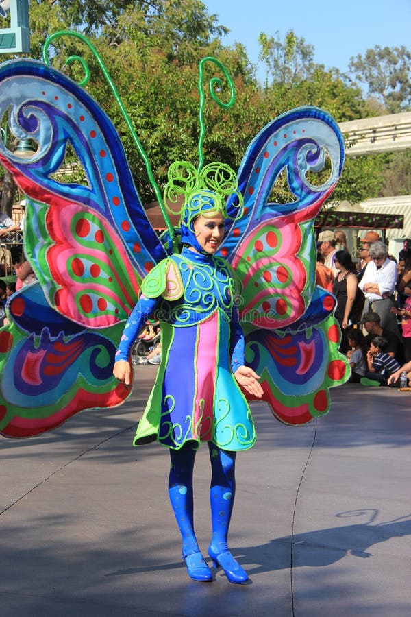 Desfile De Disney En Disneyland Foto editorial - Imagen de colorido ...