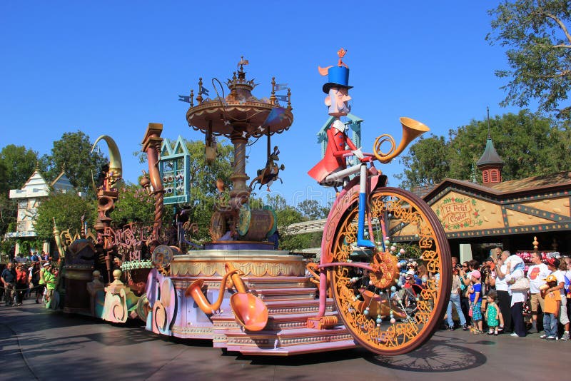 Desfile De Disney En Disneyland Foto de archivo editorial - Imagen de ...