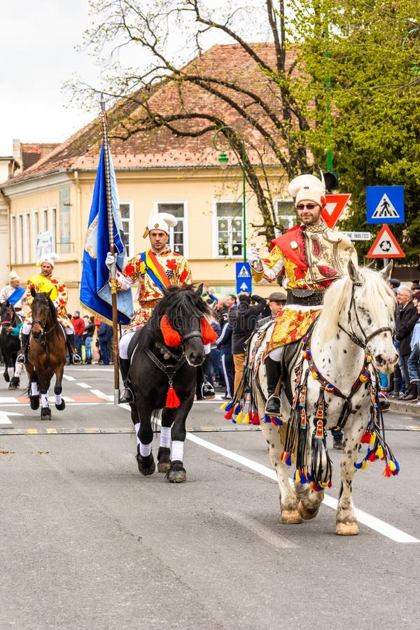 Desfile De Junii Brasovului, Brasov Imagen de archivo editorial ...