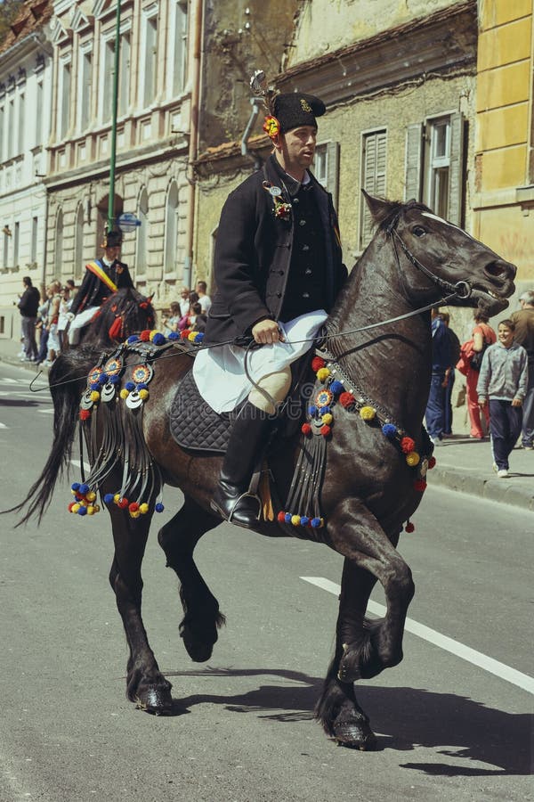 Desfile De Junii Brasovului, Brasov, Rumania Imagen editorial - Imagen ...