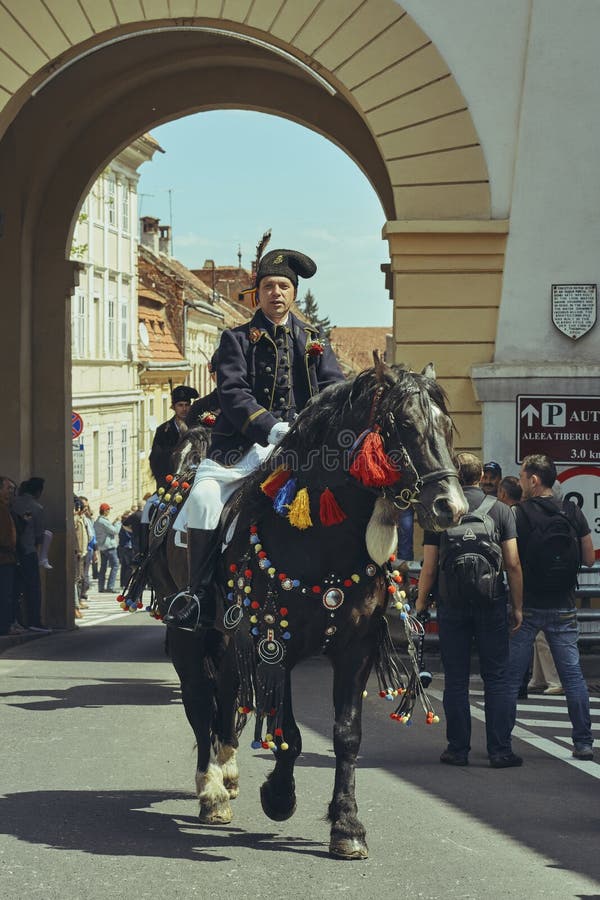 Desfile De Junii Brasovului, Brasov, Rumania Imagen editorial - Imagen ...