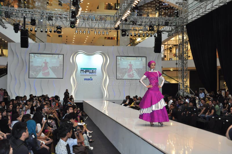 Desfile de moda foto de archivo editorial. Imagen de ropas - 18147023