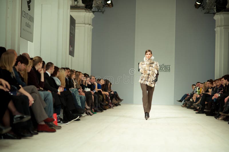 Desfile de moda imagem editorial. Imagem de simples, passarela - 23849030