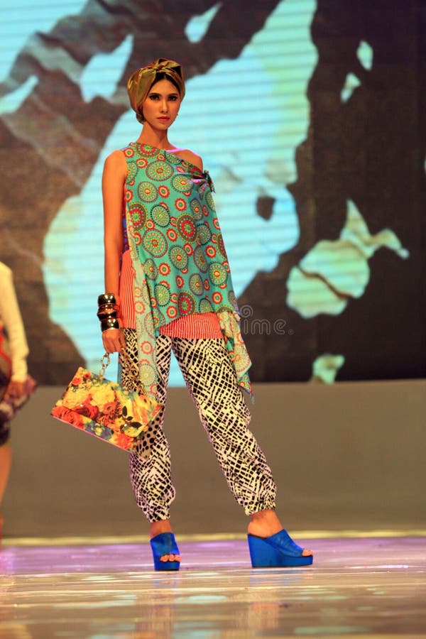 Desfile de moda fotografía editorial. Imagen de central - 50725372