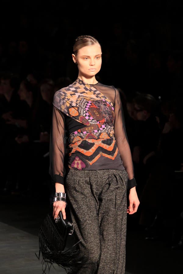 Desfile De Moda Da Passarela Imagem de Stock Editorial - Imagem de ...