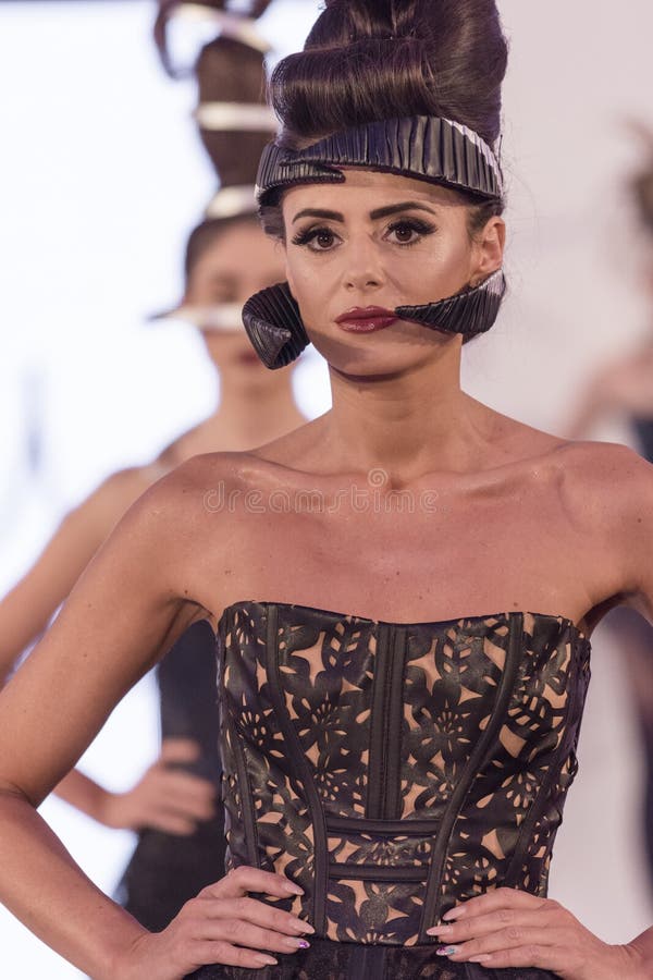 Desfile De Moda De Bucarest Fotografía editorial - Imagen de europeo ...