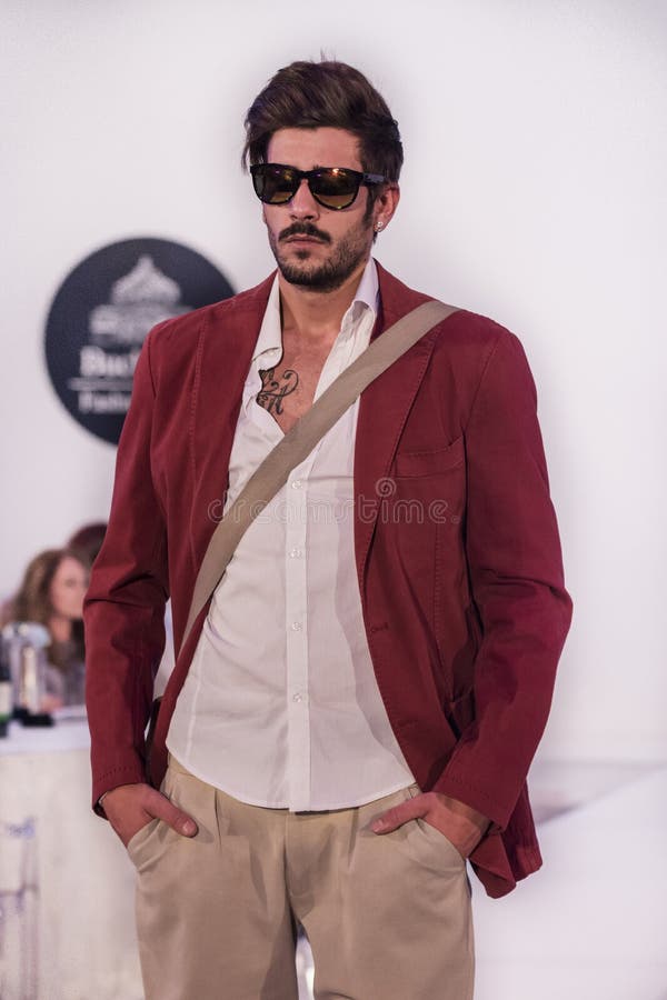 Desfile De Moda De Bucarest Imagen de archivo editorial - Imagen de ...