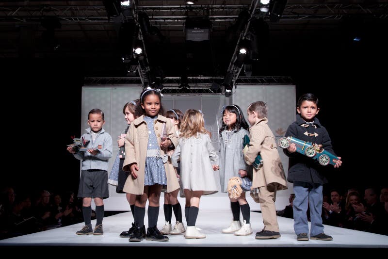 Desfile De Moda De Los Niños Fotografía editorial - Imagen de muchacho ...
