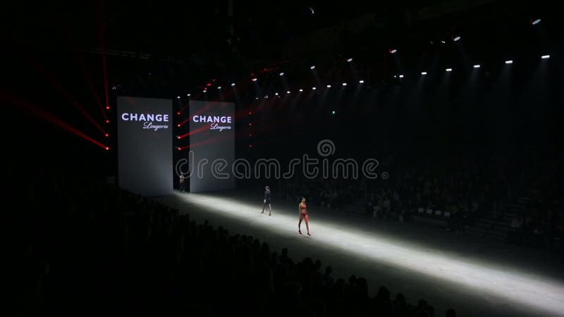 Desfile De Moda De La ROPA INTERIOR íntima Del CAMBIO De La Ropa ...