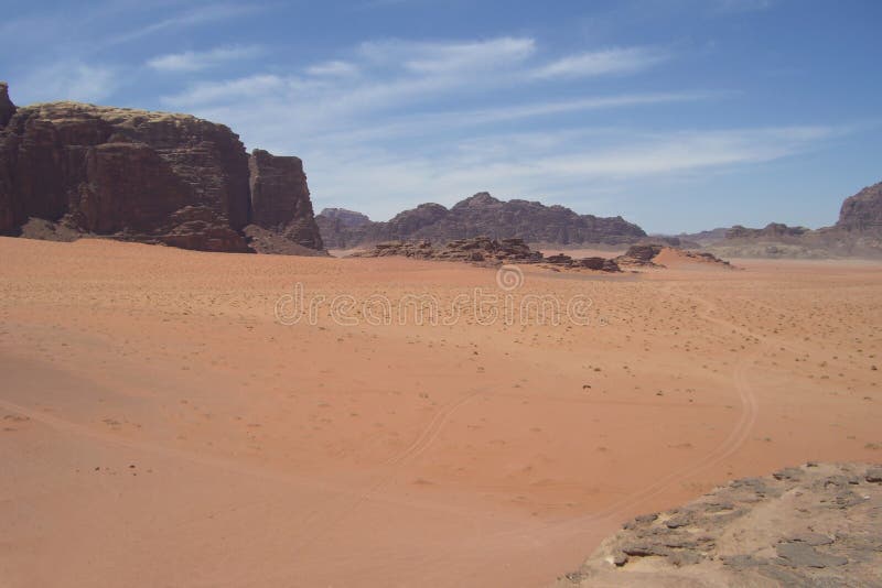 Arena Rojiza Y Paisajes Rocosos En El Desierto De Wadi Rum, Al Sur De ...