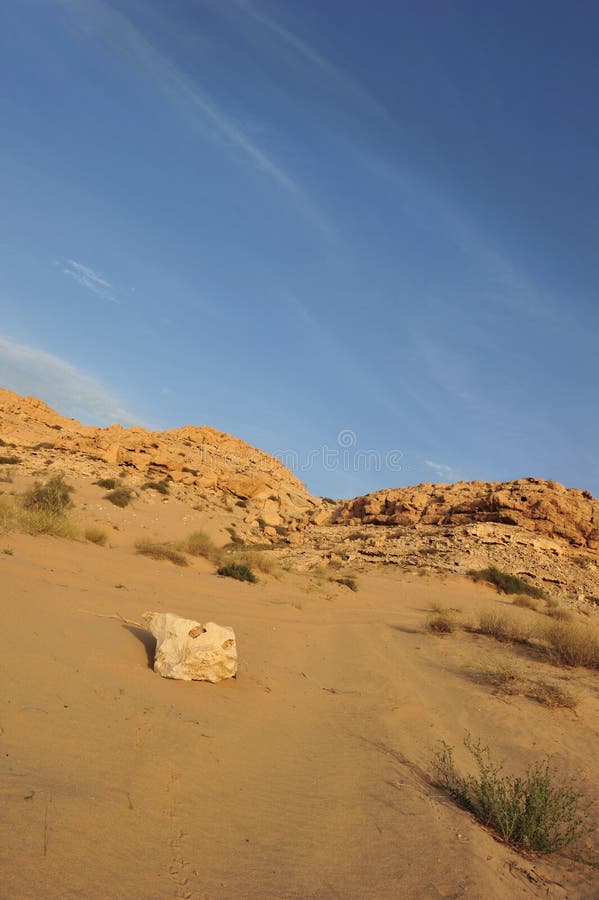 Desierto rocoso foto de archivo. Imagen de anaranjado - 15097148