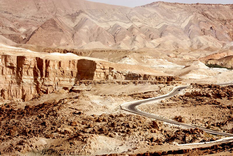 Desierto rocoso foto de archivo. Imagen de fractura, amarillo - 16812316