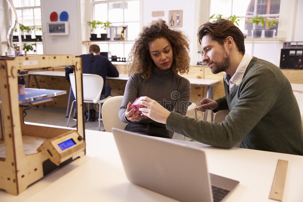 Designer, Die Mit Einem 3D-Drucker Arbeiten, Besprechen Prototypen ...