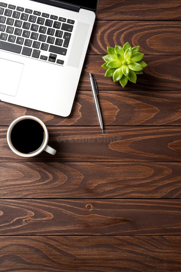 Desktop Dell'ufficio Con Il Computer Portatile Fotografia Stock ...