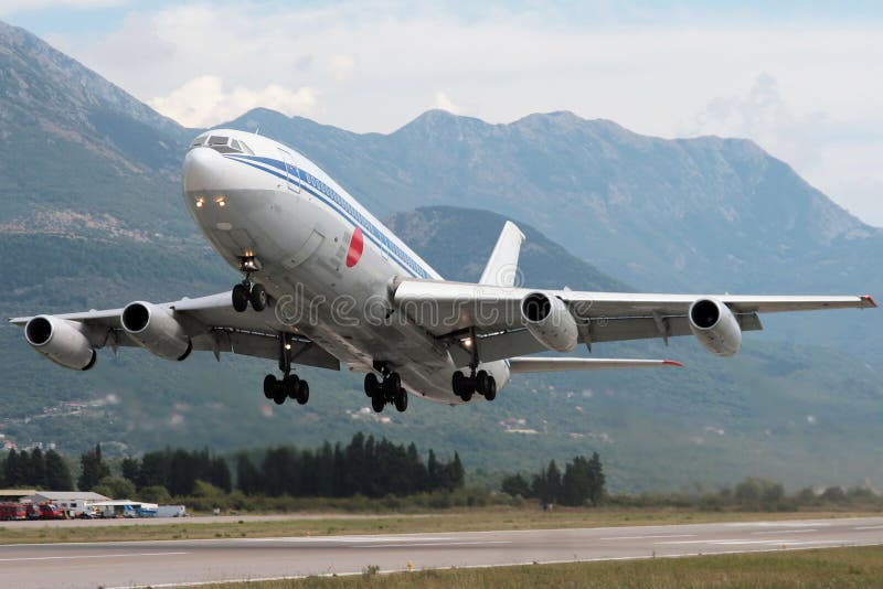 Despegue espectacular imagen de archivo. Imagen de aeropuerto - 7546377