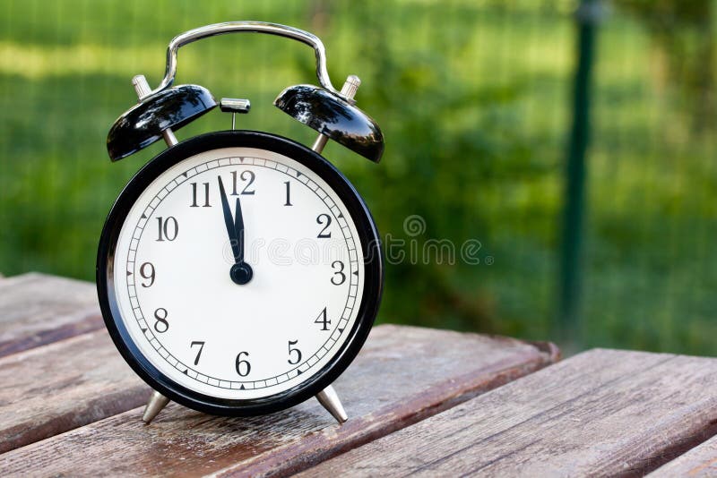 El Despertador Azul Marino Despide Contra El Fondo Imagen de archivo ...