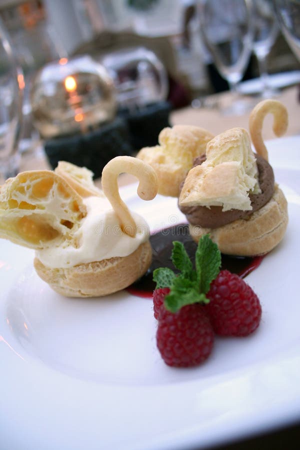 Dessert de deux cygnes photo stock. Image du cuisine, dessert - 1869946