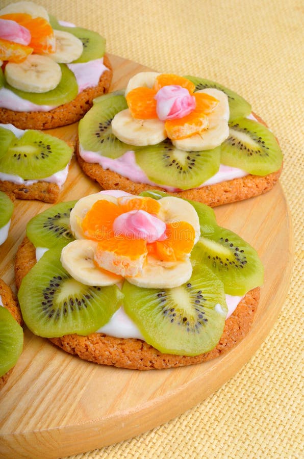 Dessert De Fruit Avec Les Fruits Exotiques Image stock - Image du quark ...