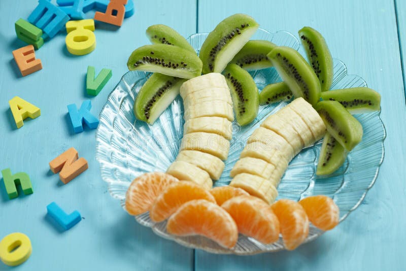 Dessert Aux Fruits Pour Enfant Image stock - Image du cordon, lettre ...