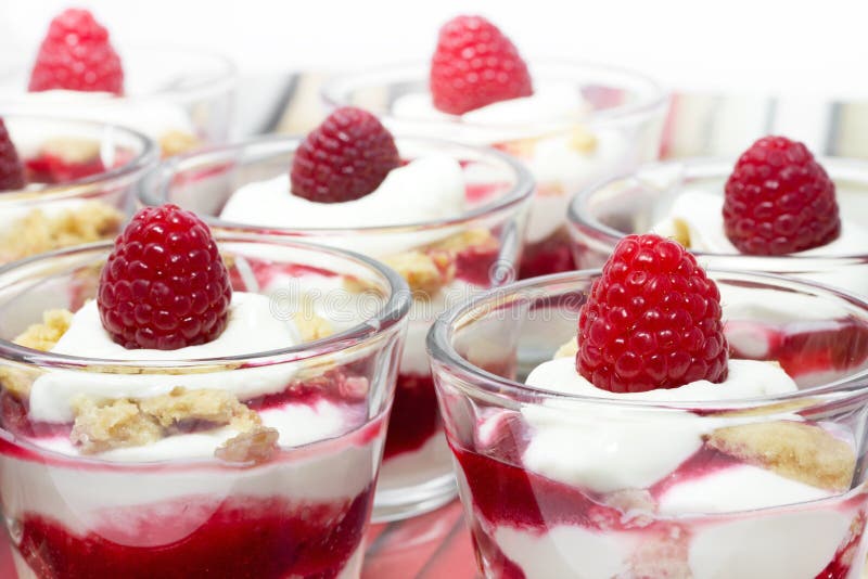 Dessert De Mascarpone Avec Le Fruit Image stock - Image du biscuit ...