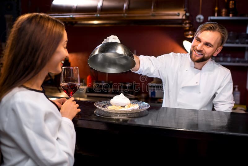 Dessert De Portion De Cuisinier De Chef Au Client Image stock - Image ...