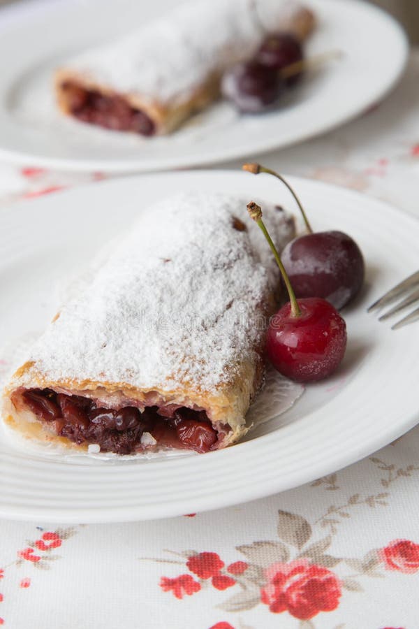 Dessert Rumeno E Moldovan Tradizionale Con Le Visciole - I Fotografia ...