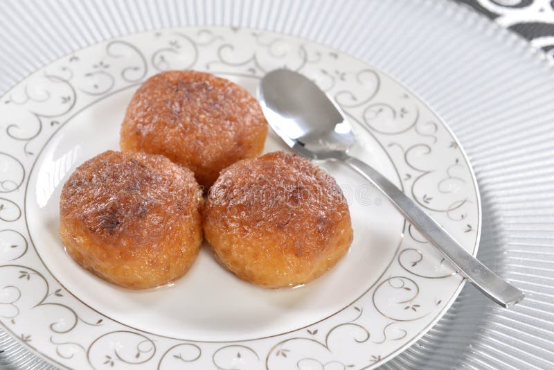 Dessert turc avec le plat photo stock. Image du dîner - 32907480