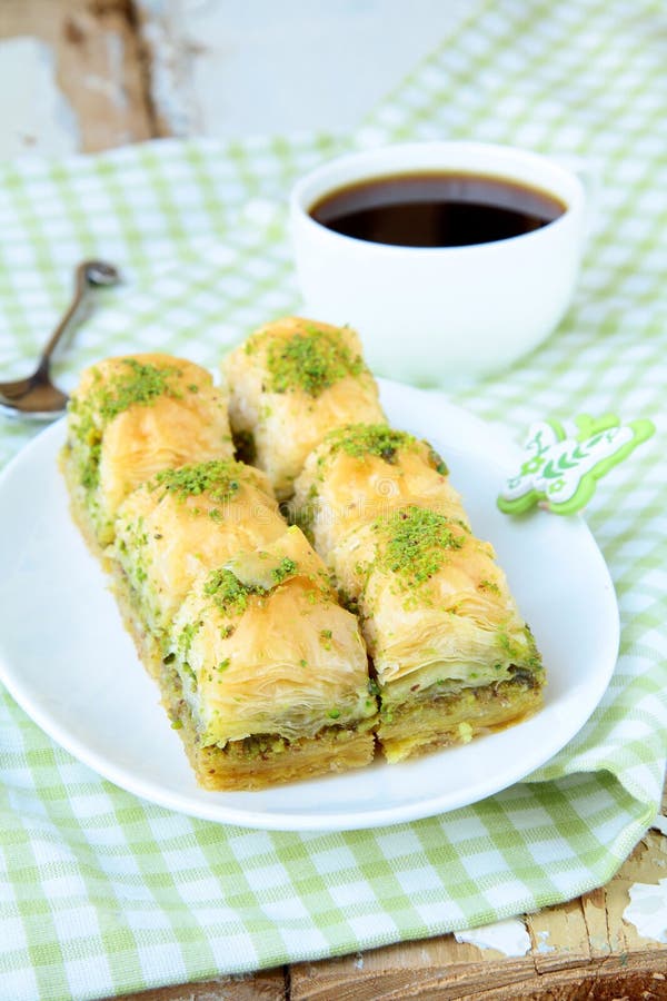 Baklava - dessert turc image stock. Image du délicieux - 10522479
