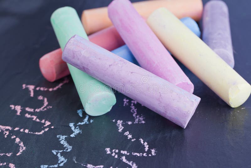 Dessin De Craie Sur Un Tableau Noir Photo stock - Image du crayeux ...