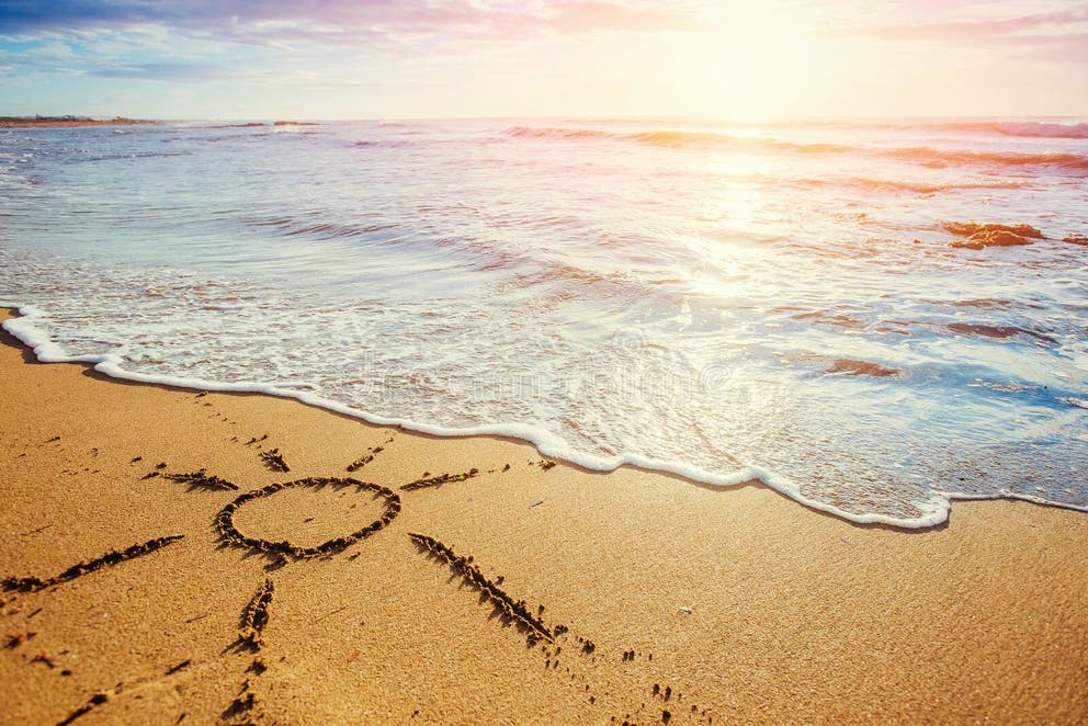 Dessins Dans Le Sable Sur La Plage Photo stock - Image du climat ...