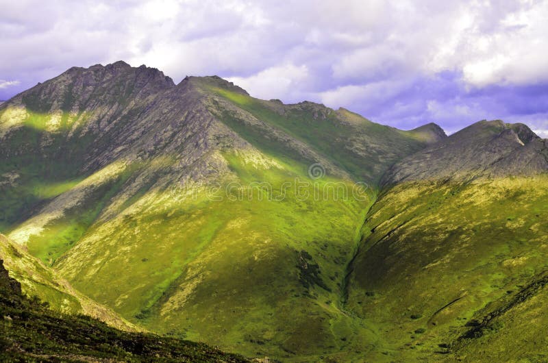 Chemin Rocailleux De Montagne Photo stock - Image du rouge, horizontal ...