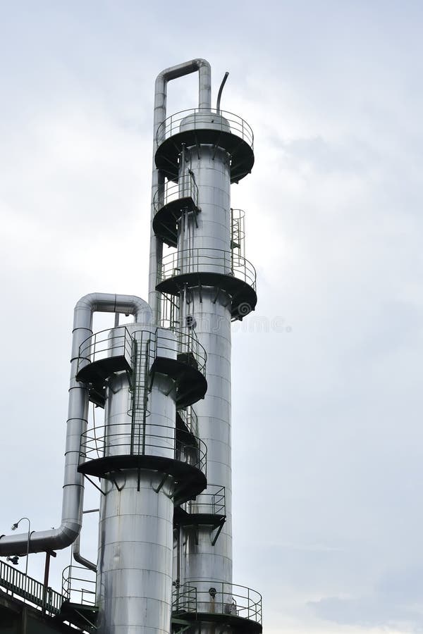 Öl-Destillationsturm Mit Verschmutzung Stockfoto - Bild von produktion ...