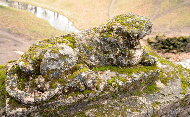 Destroyed lion statue. stock image. Image of pavlovsk - 87750223